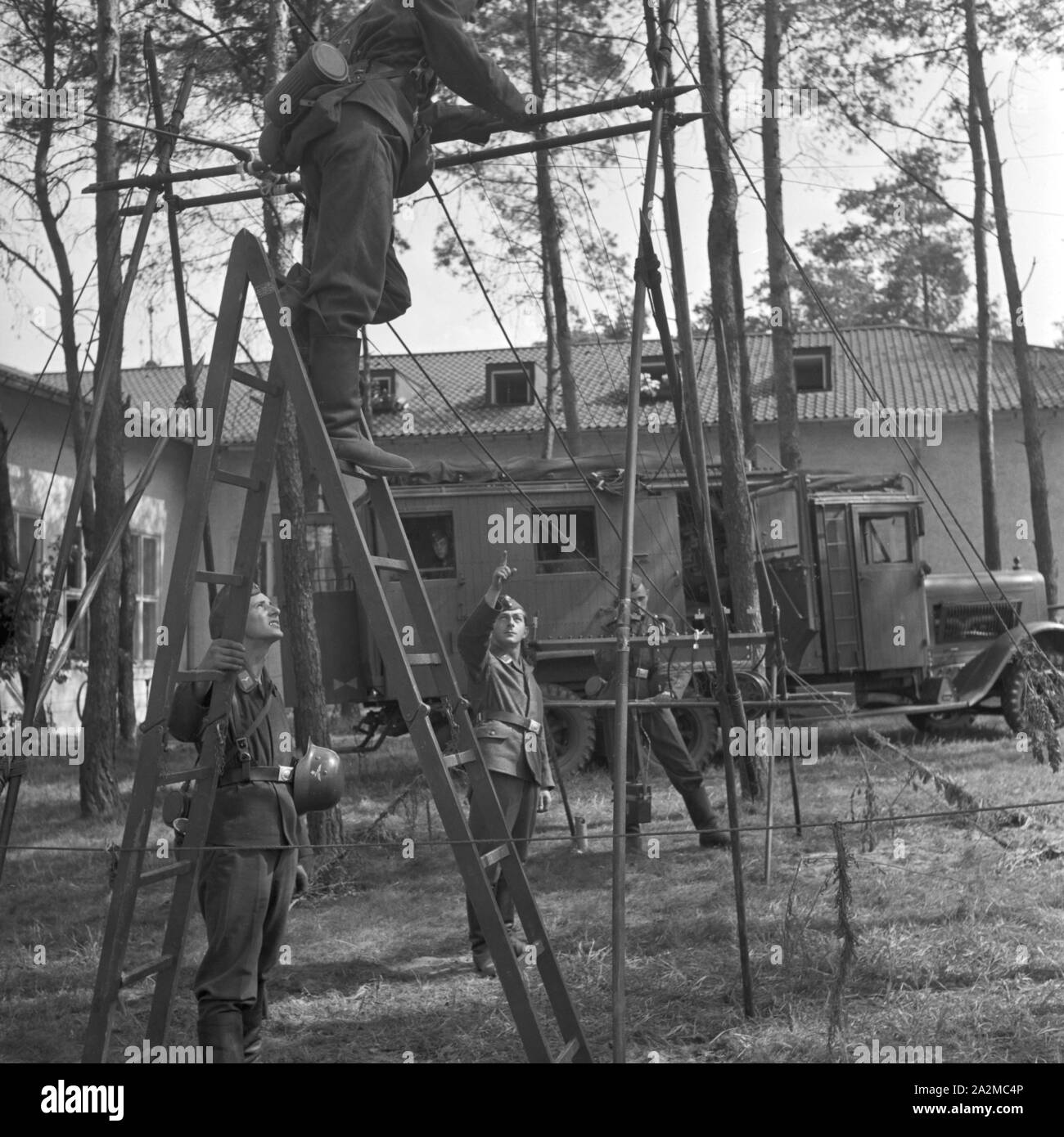 Original-Bildunterschrift: Hauptanschluß mit Verbindungswagen ...