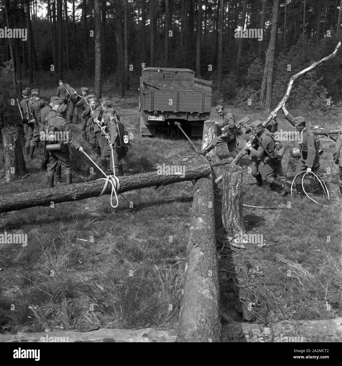 Deutschland 1940er jahre eliminando una barricata del tronco immagini e ...