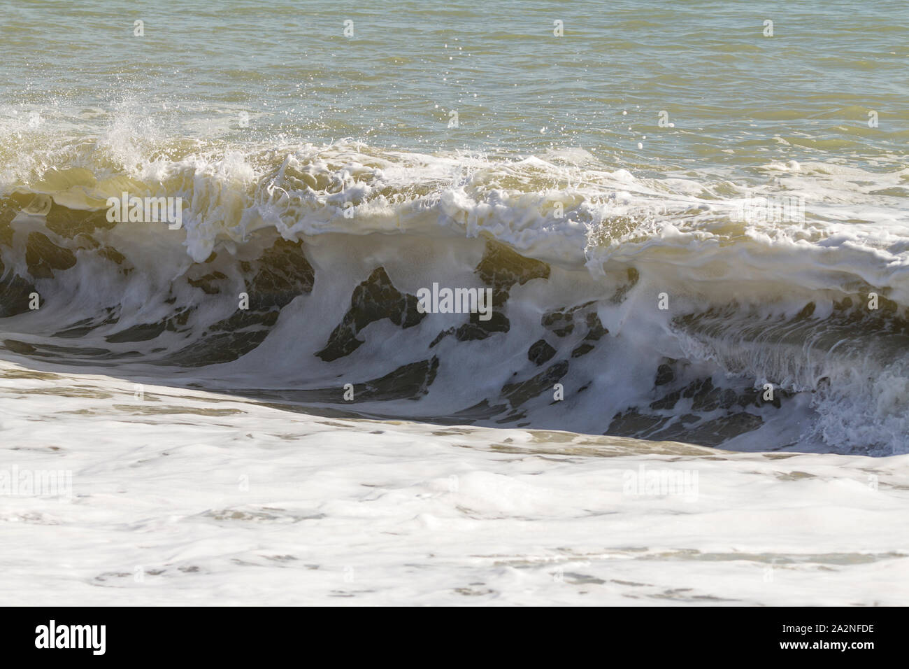 Potenza delle onde che si infrangono sulla spiaggia immagini e ...