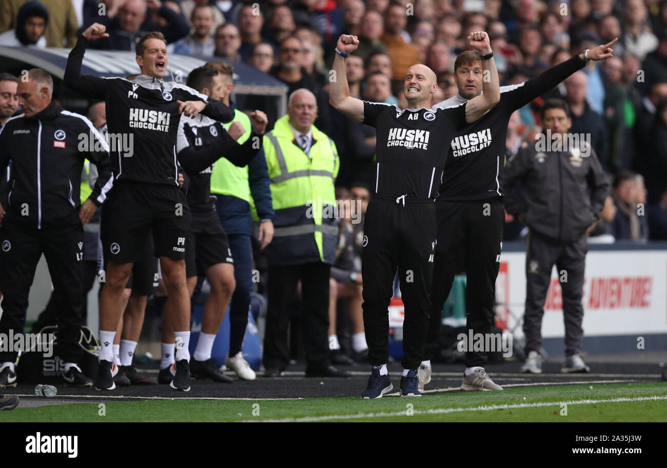 Millwall caretaker manager Adam Barrett (seconda a destra) e il suo ...
