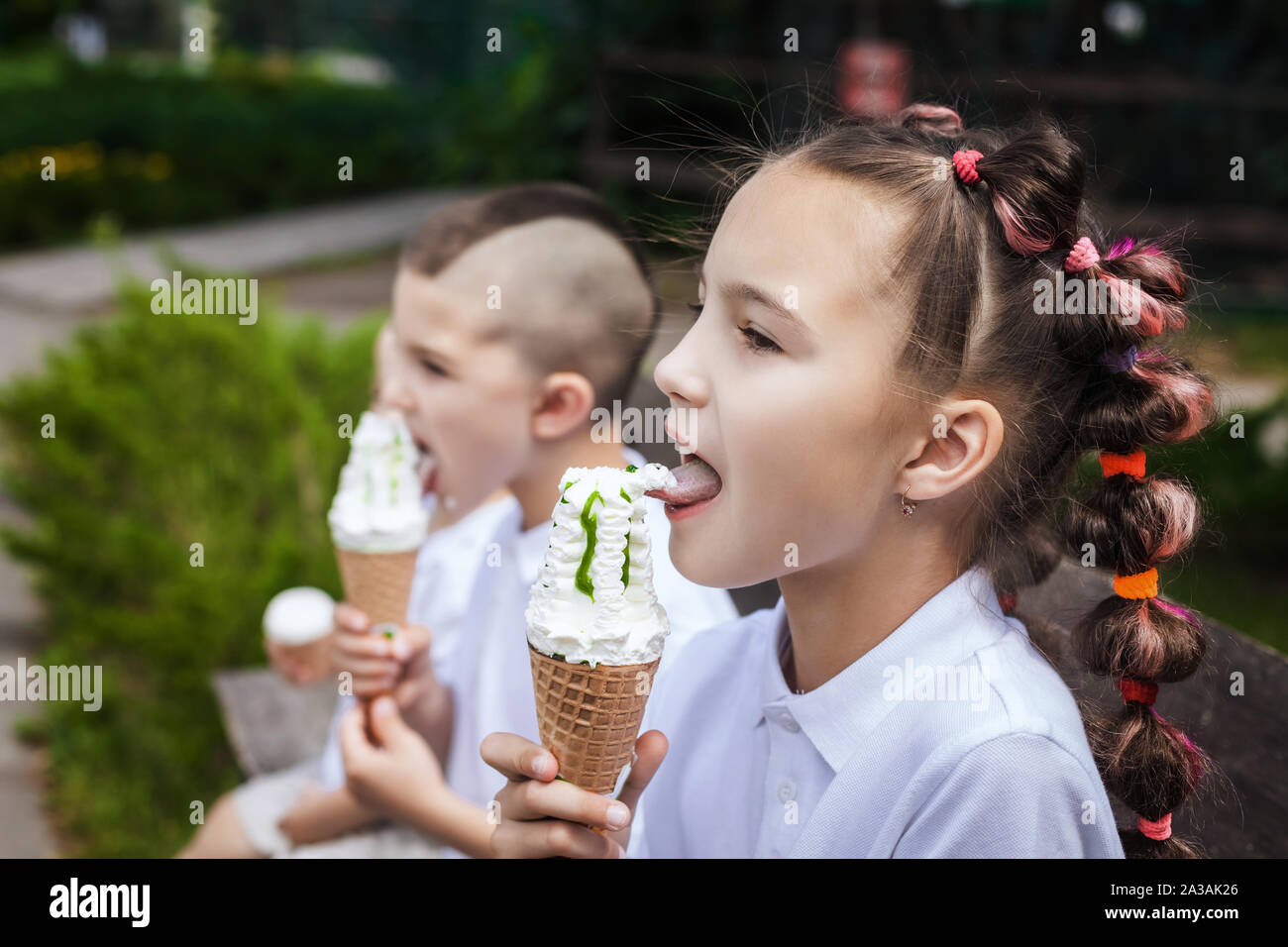 Bambini che mangiano gelati immagini e fotografie stock ad alta ...