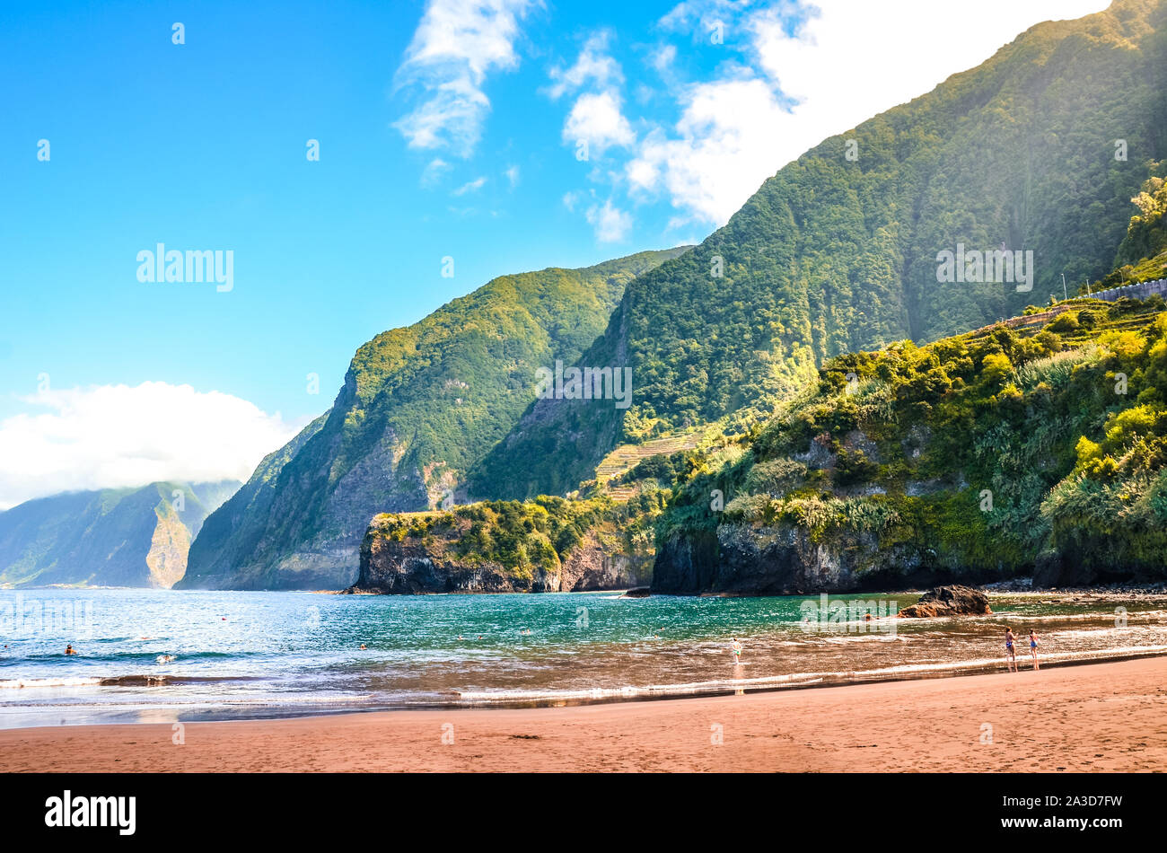 Una bellissima spiaggia di sabbia di Seixal, Isola di Madeira ...