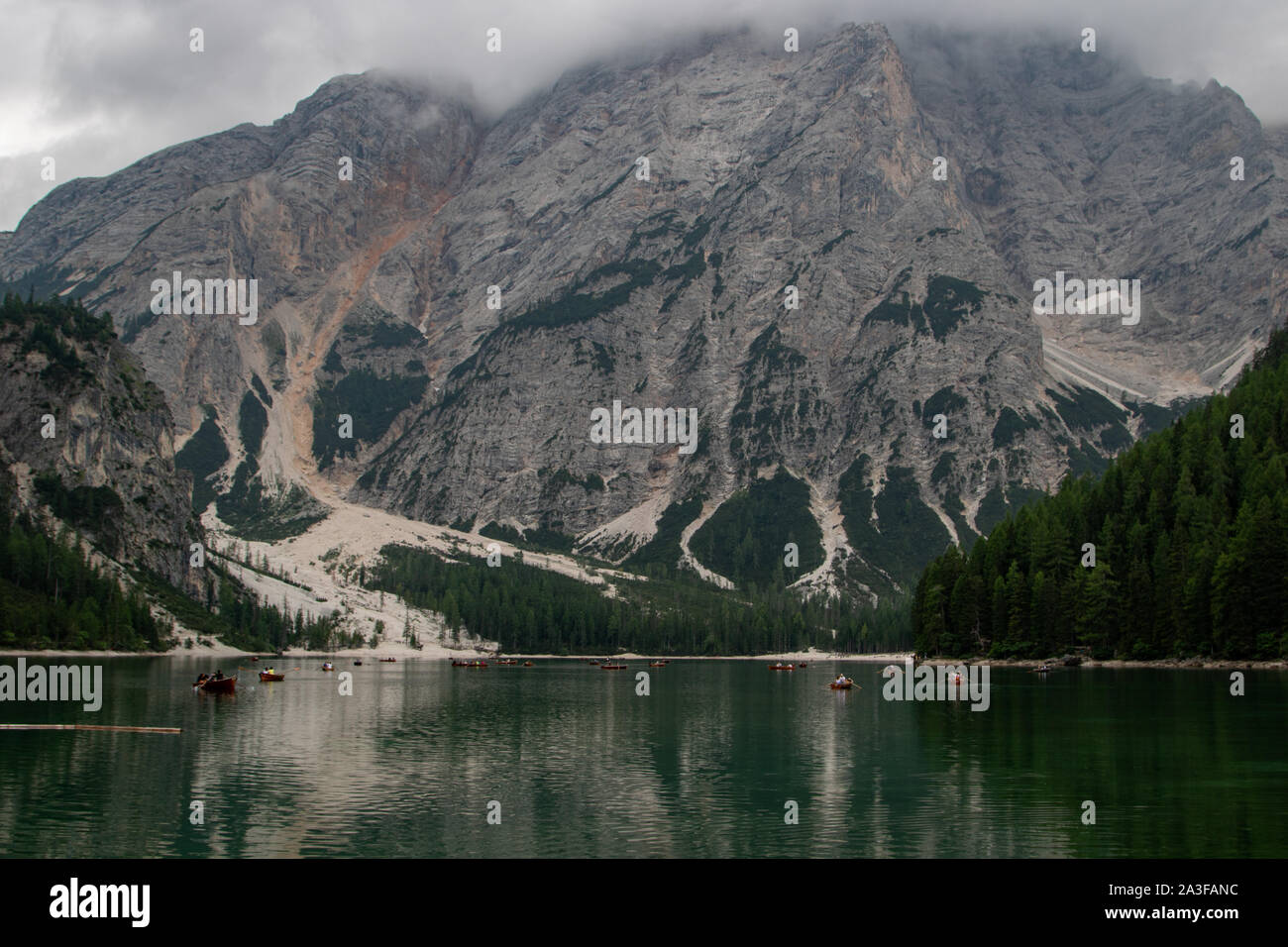Lago di braies in inverno immagini e fotografie stock ad alta ...
