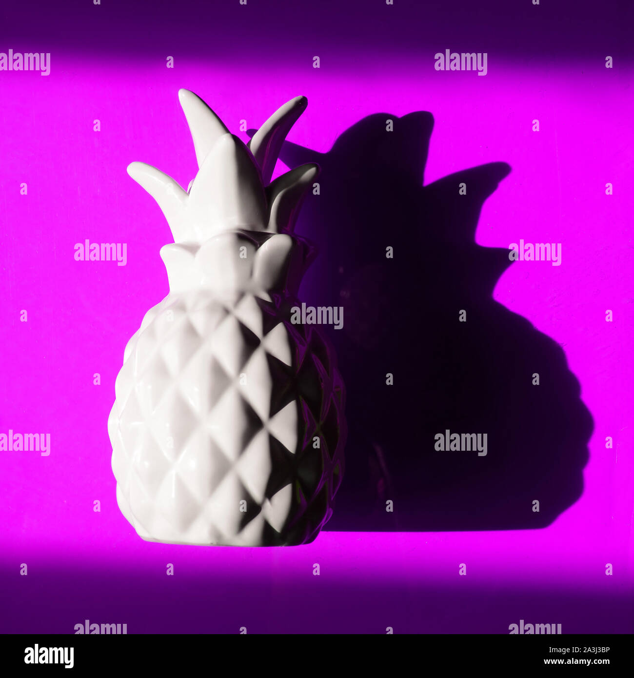 Ananas in vibranti bold olografico di gradiente di colori al neon ...