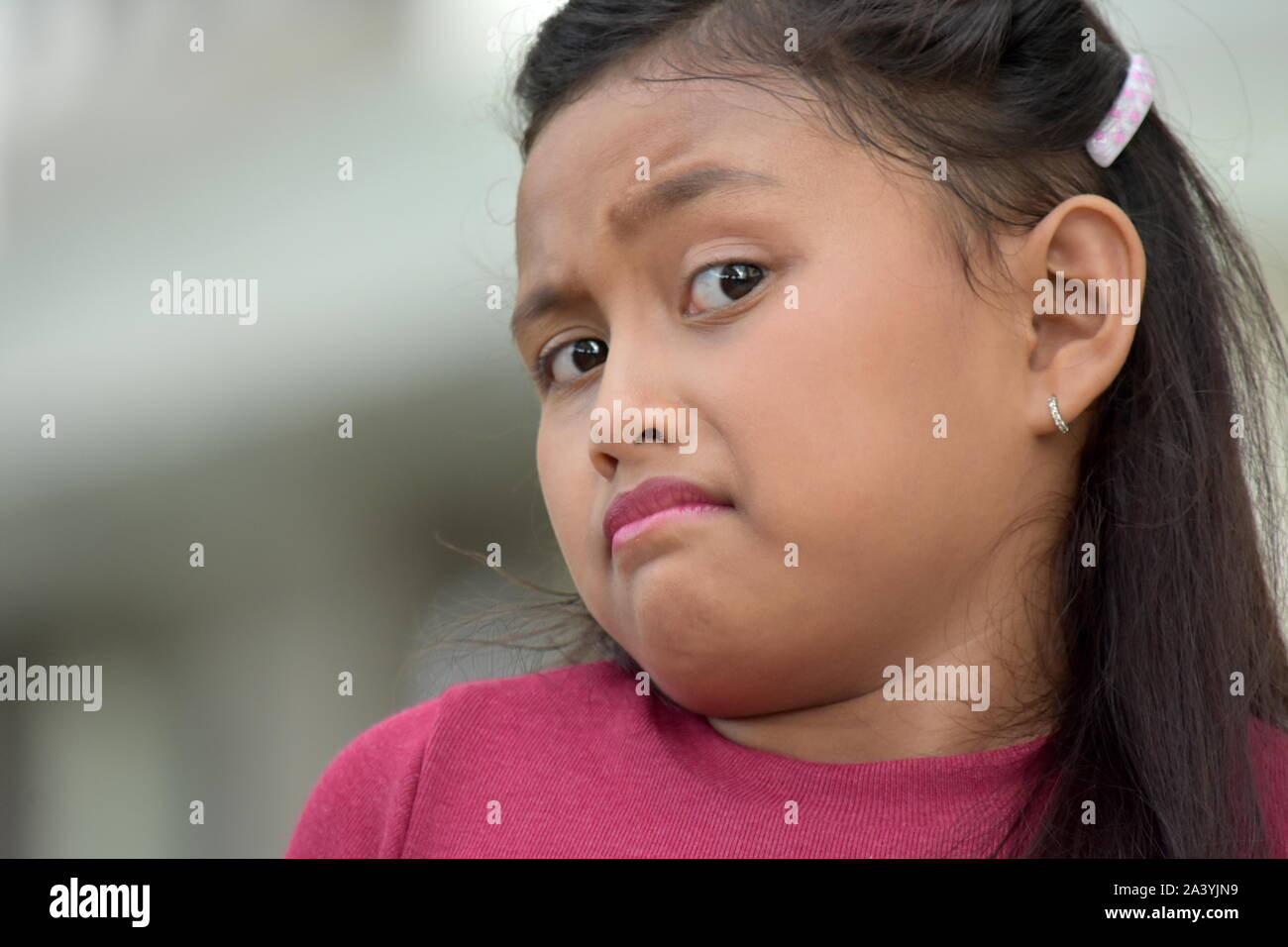 Bambino confuso immagini e fotografie stock ad alta risoluzione - Alamy