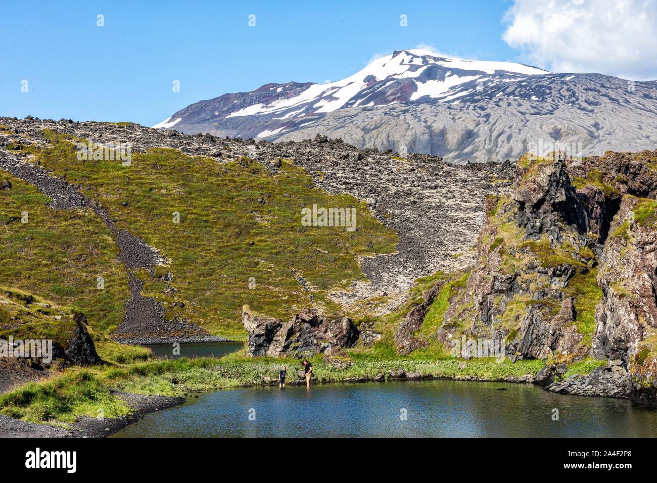 Il lago di lava e la concretezza di fronte al vulcano SNAEFELLSJOKULL ...