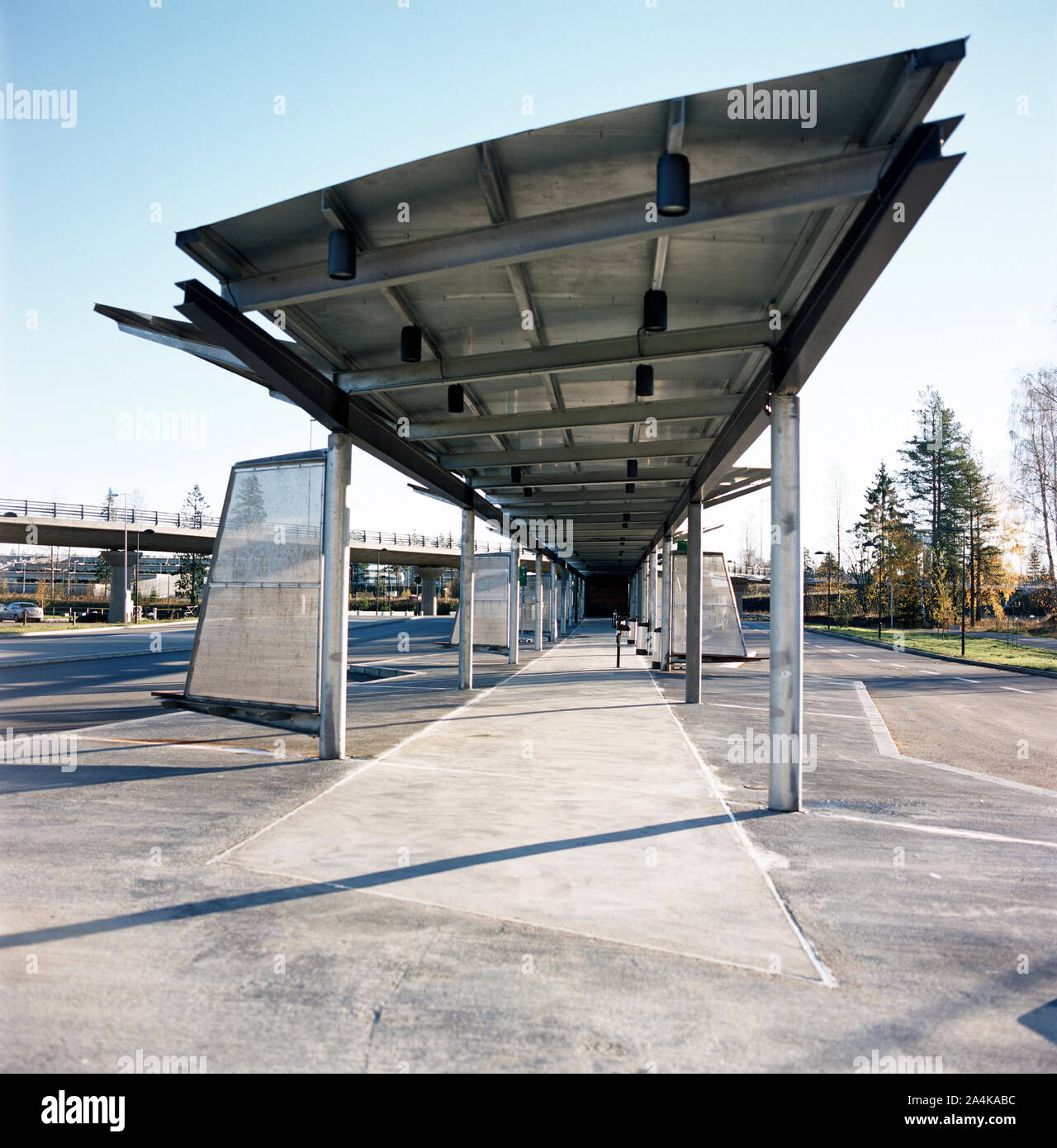 Fermata dell'autobus in legno e acciaio immagini e fotografie stock ad ...