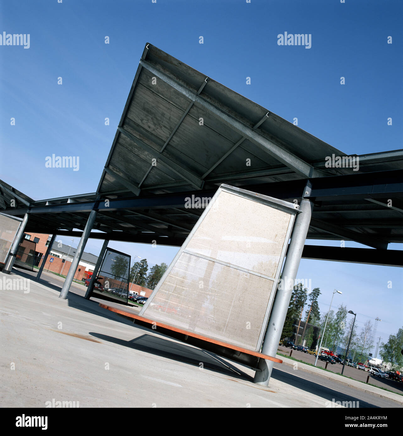 Fermata dell'autobus in legno e acciaio immagini e fotografie stock ad ...