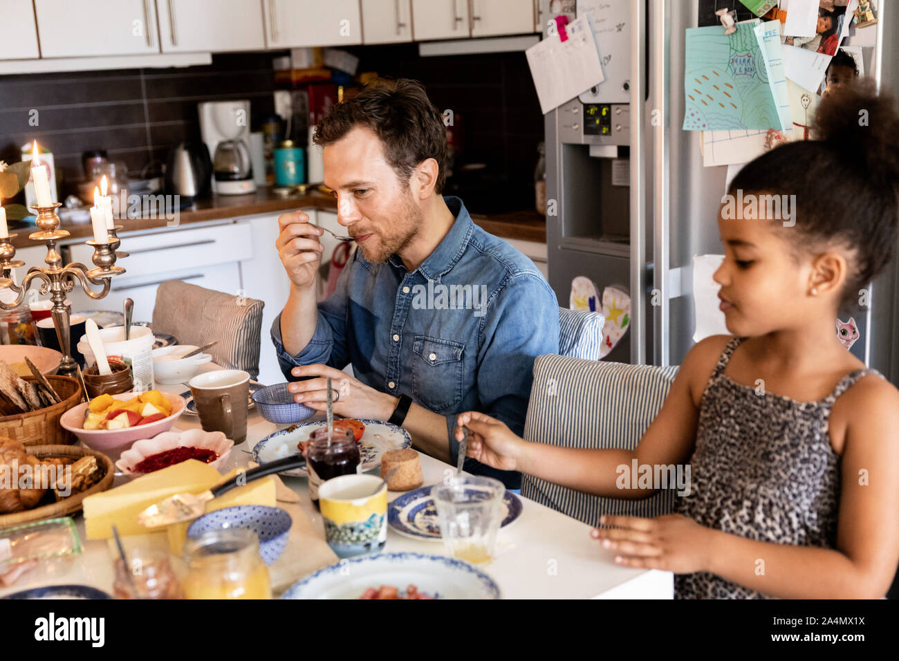 Padre dalla pelle scura immagini e fotografie stock ad alta risoluzione ...