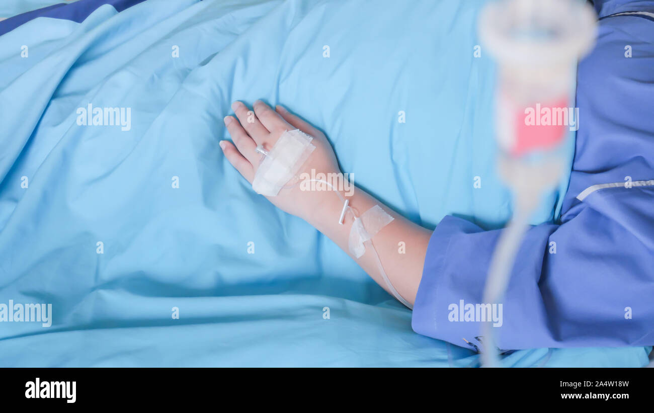 Paziente in ospedale con soluzione salina per via intravenosa (IV ...