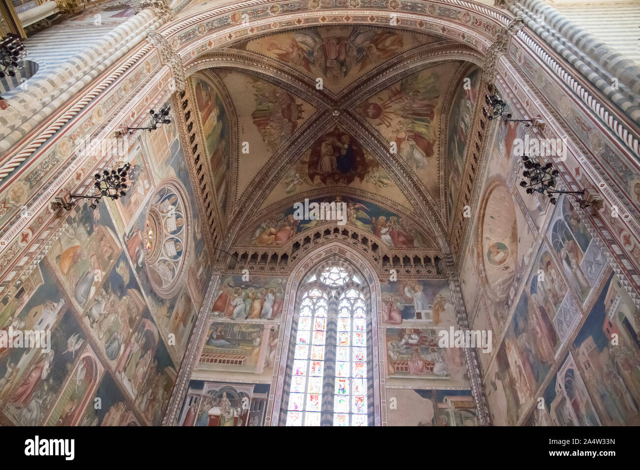 Gothic vetrate quadrifore finestra gotica e affreschi dedicati alla ...