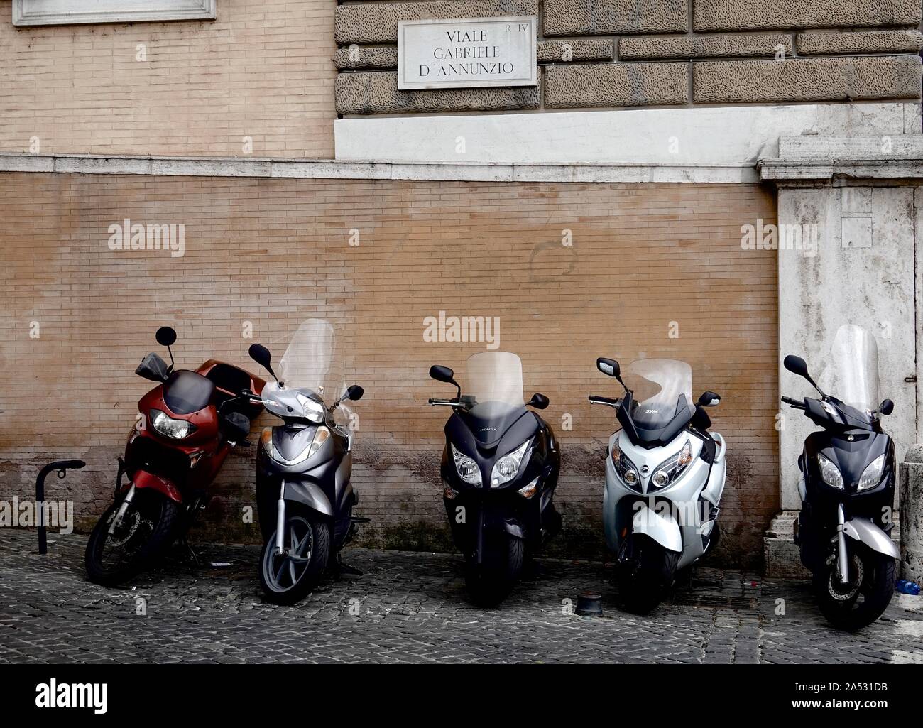 Scooters rome immagini e fotografie stock ad alta risoluzione - Alamy