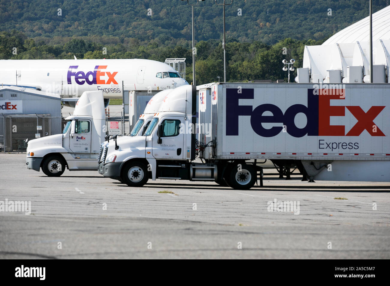 Camion Merci Fedex Camion Fedex Tout Terrain Pour La Livraison De