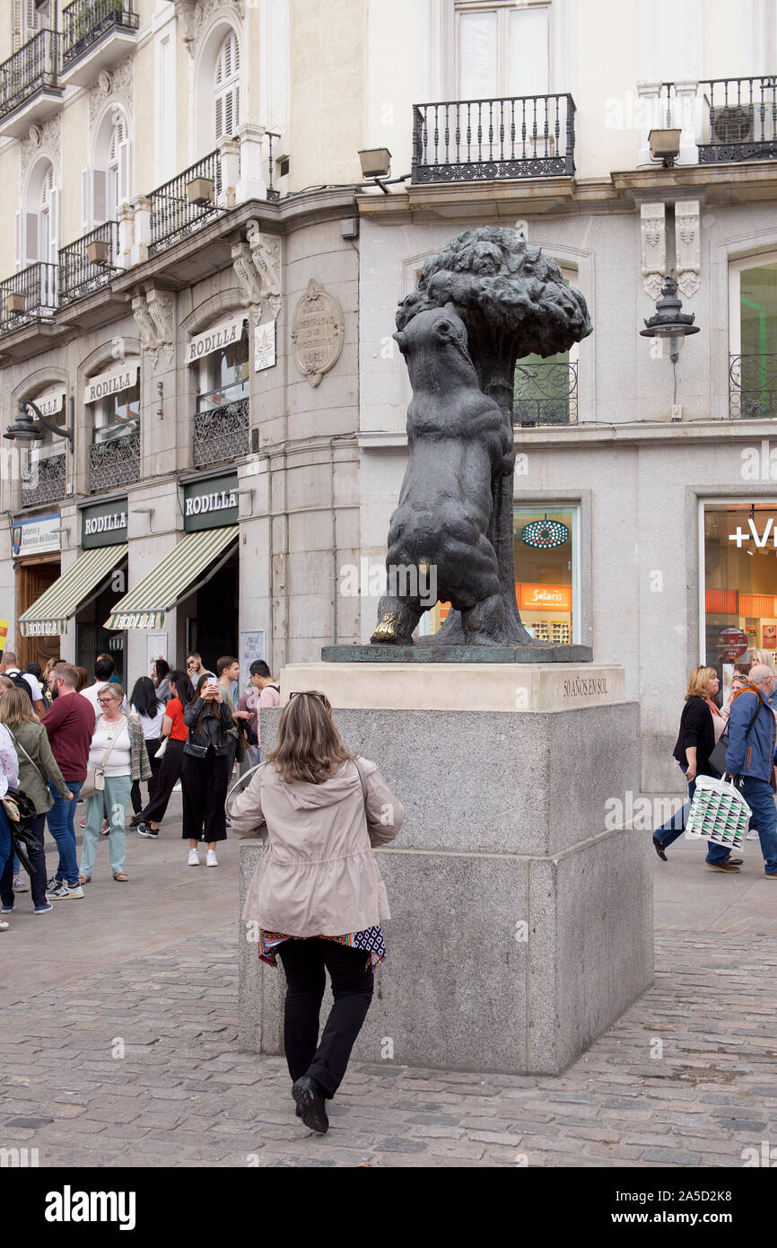 La statua dell'orso e il corbezzolo immagini e fotografie stock ad alta ...