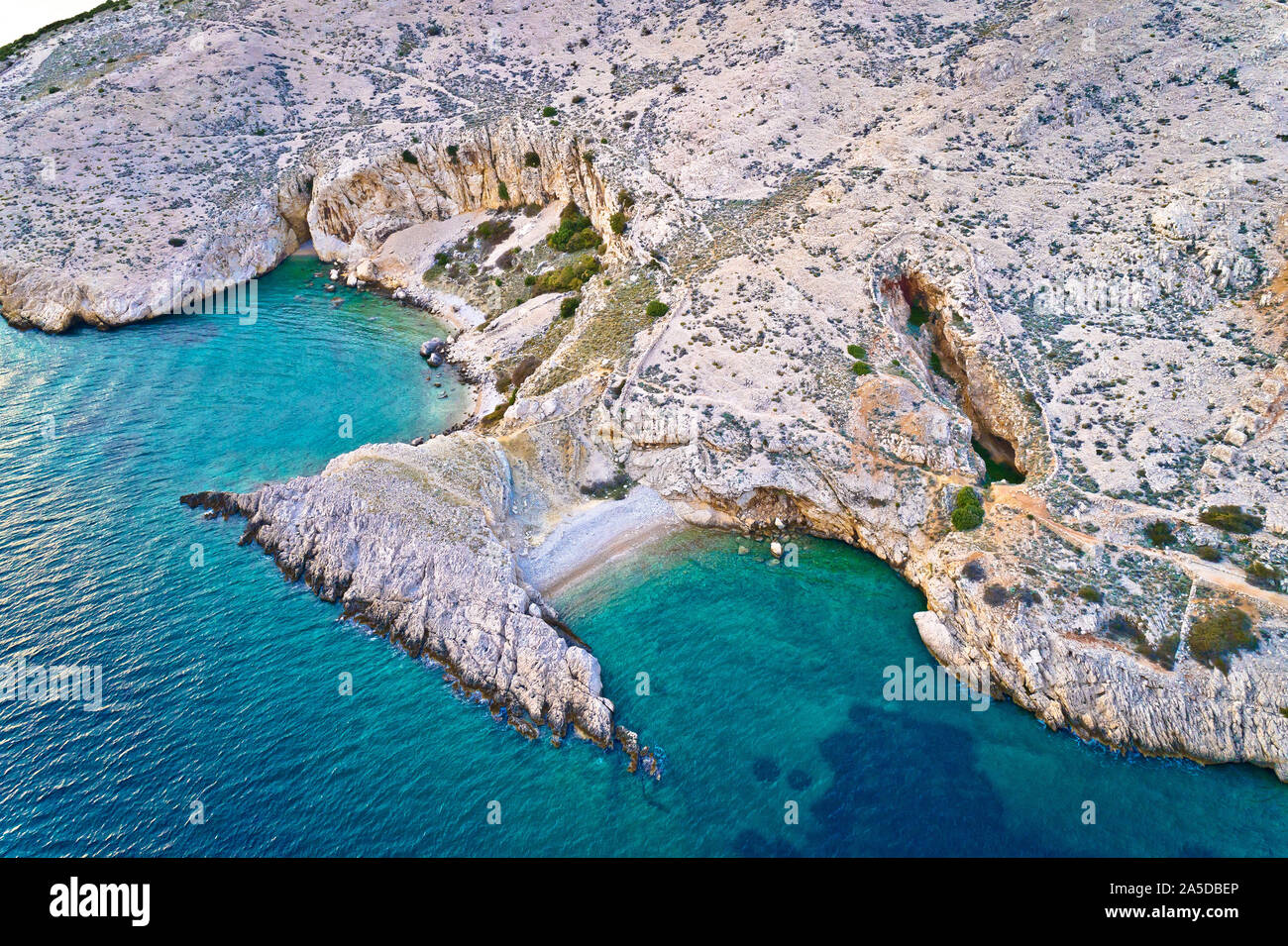 Isola di Krk idillica spiaggia ghiaiosa con paesaggio carsico vista ...