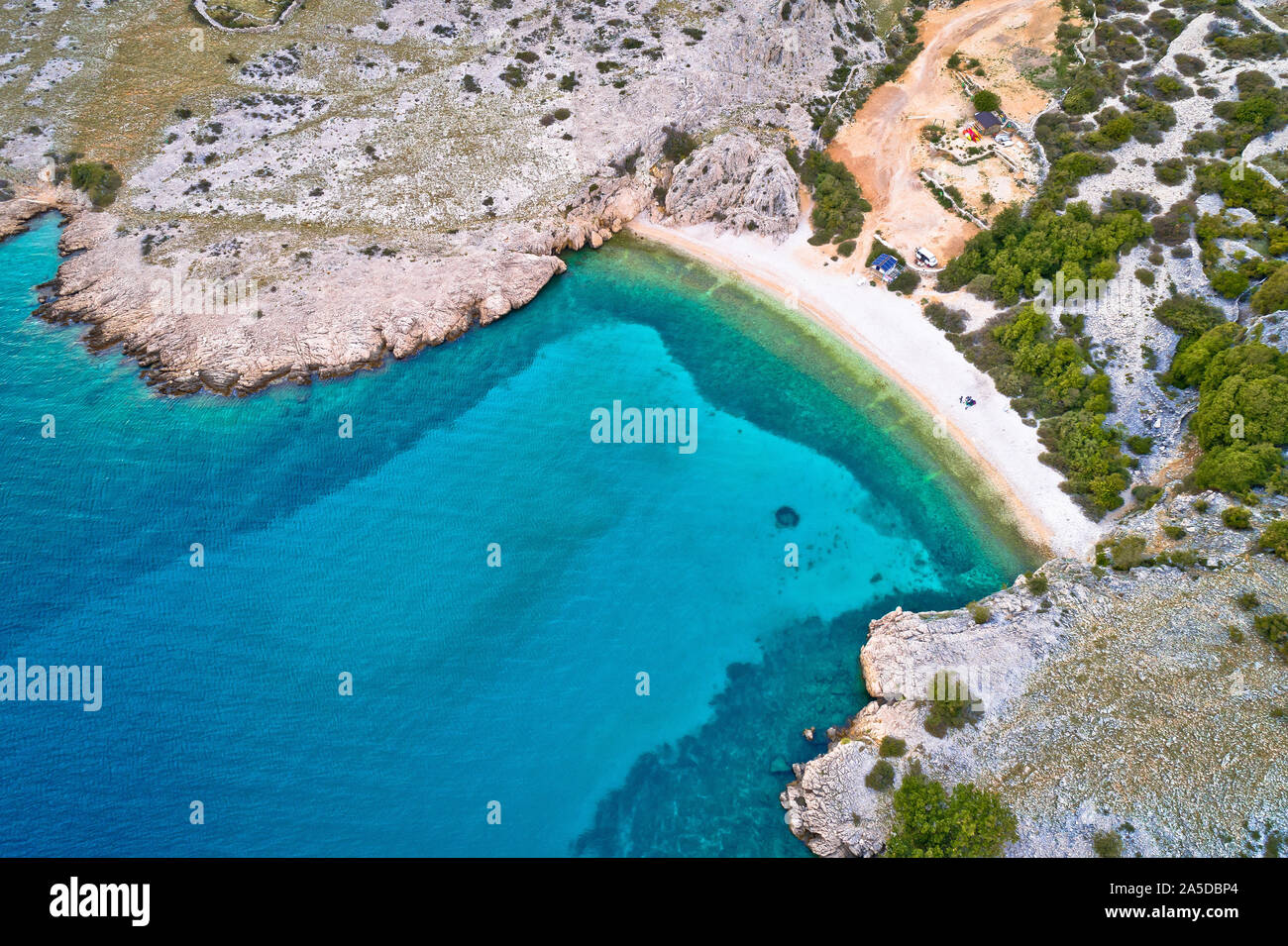 Isola di Krk idillica spiaggia ghiaiosa con paesaggio carsico vista ...
