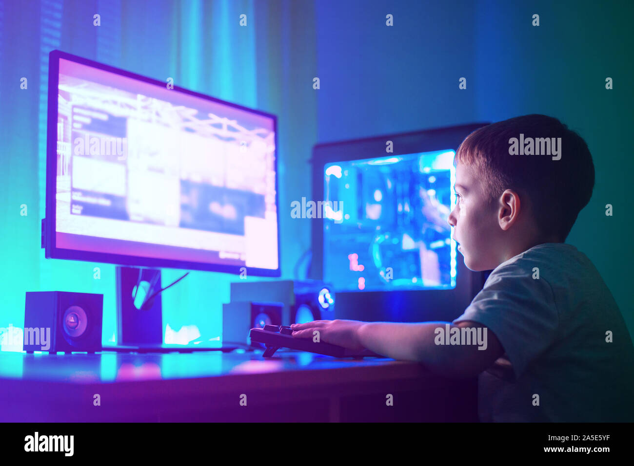 Gioca al gioco per pc immagini e fotografie stock ad alta risoluzione ...