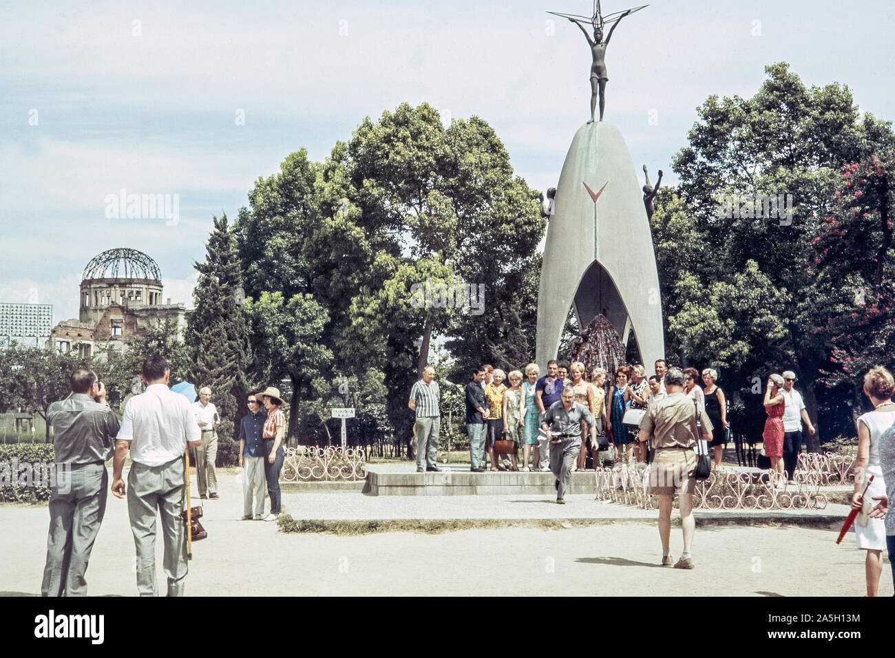 Hiroshima monumento per la pace dei bambini immagini e fotografie stock ... Hiroshima monumento per la pace dei bambini immagini e fotografie stock ...