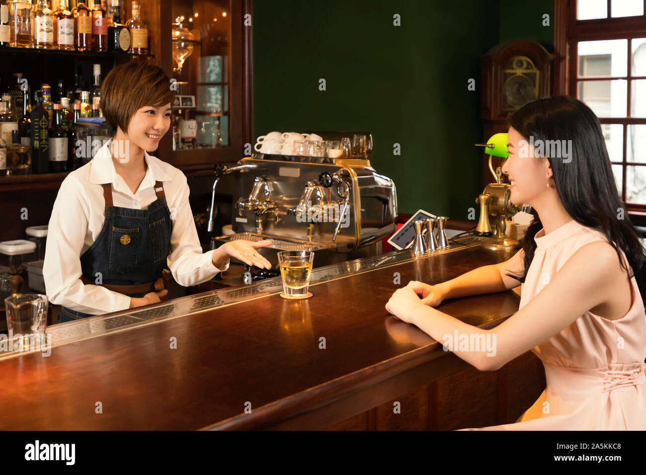 Barista femminile immagini e fotografie stock ad alta risoluzione - Alamy