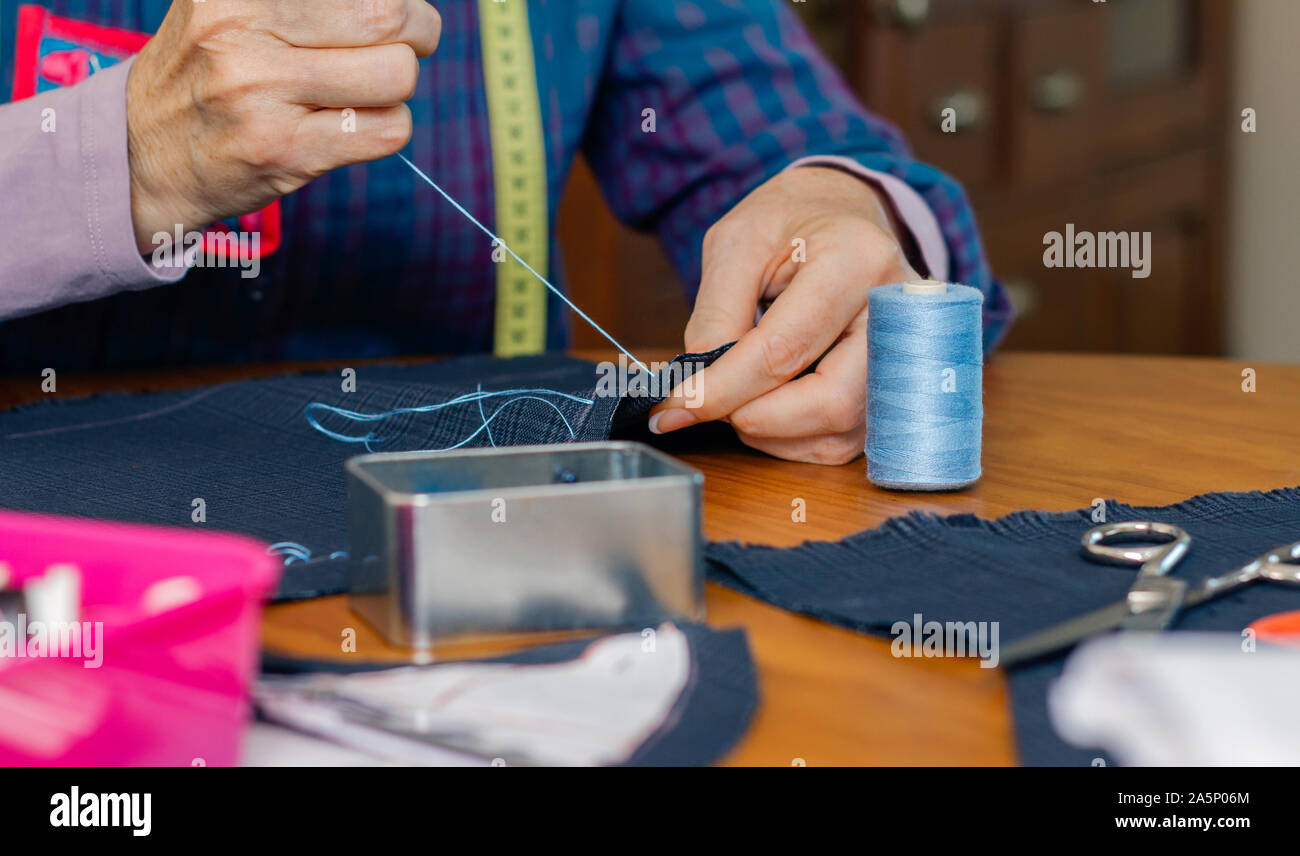Sarta che cuce immagini e fotografie stock ad alta risoluzione - Alamy