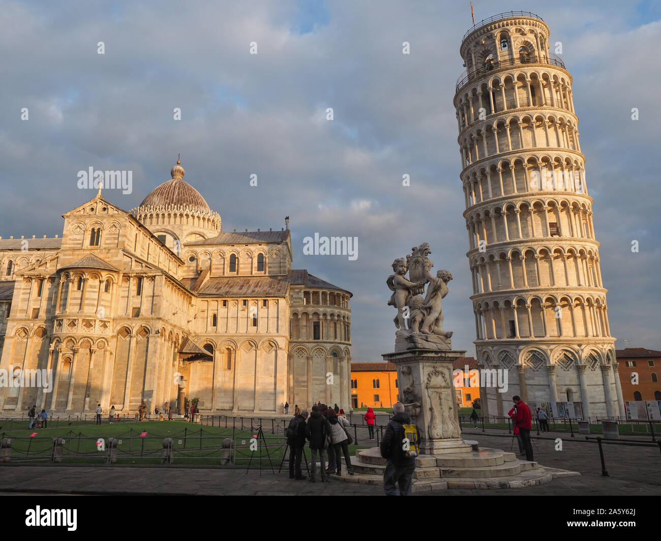 Il centro storico di Pisa. Torre pendente, fontana con angeli o Fontana ...