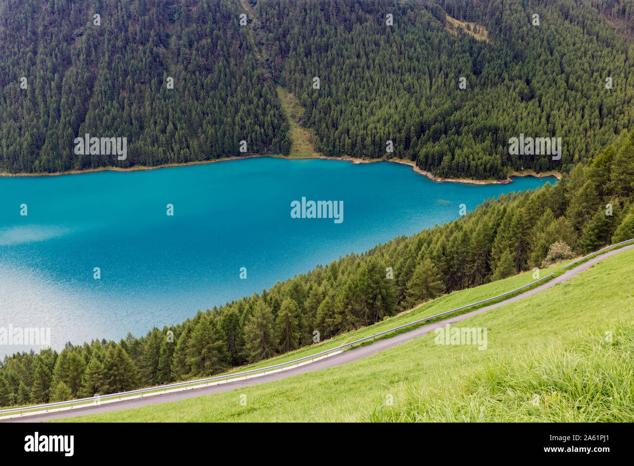 Lago nelle alpi immagini e fotografie stock ad alta risoluzione - Alamy