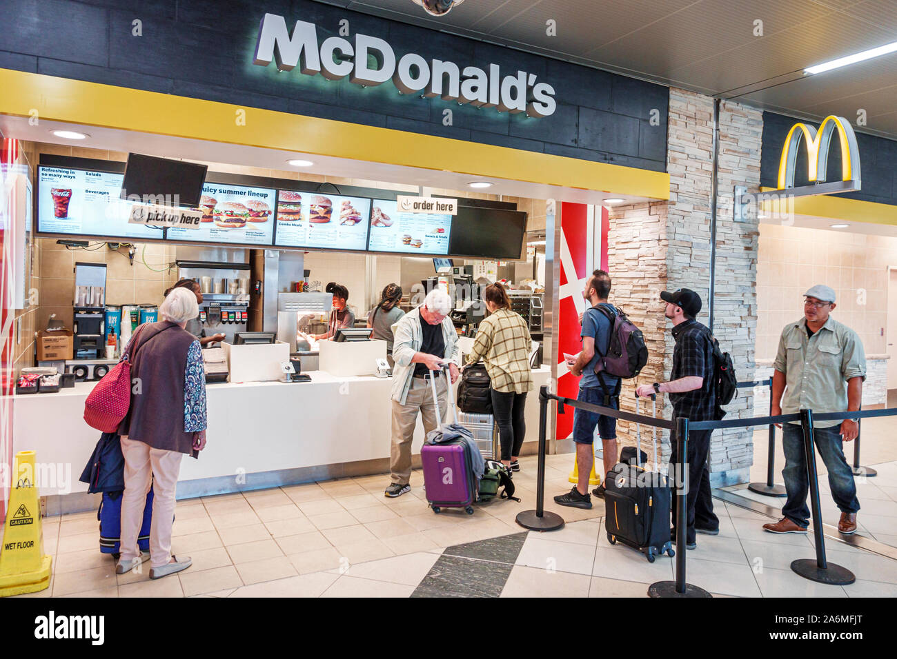 Contatore della coda della linea del ristorante fast food mcdonalds ...