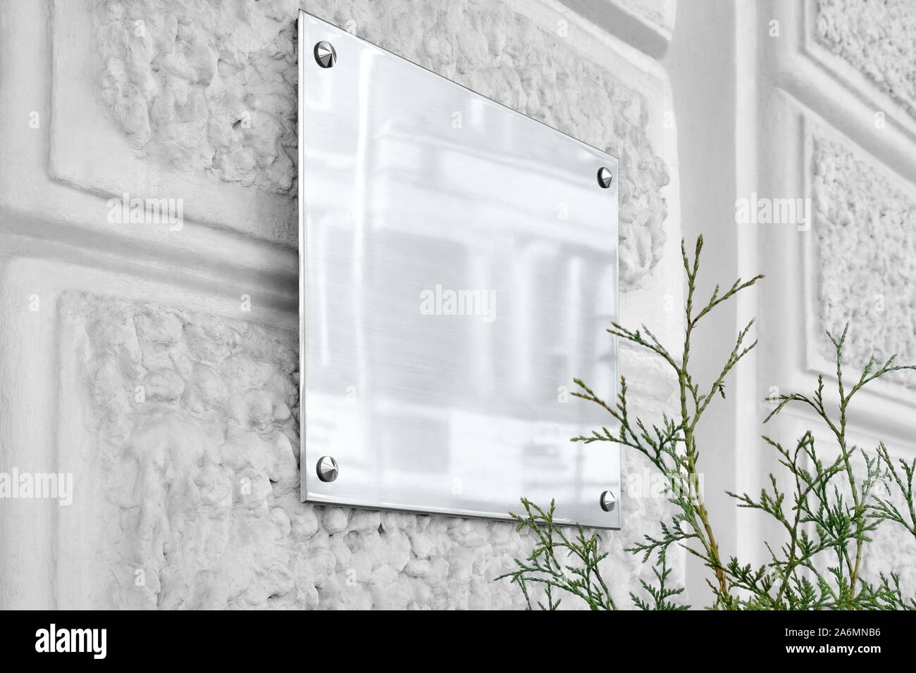 Cartello in vetro argentato vuoto su parete grigia con texture mock-up ...
