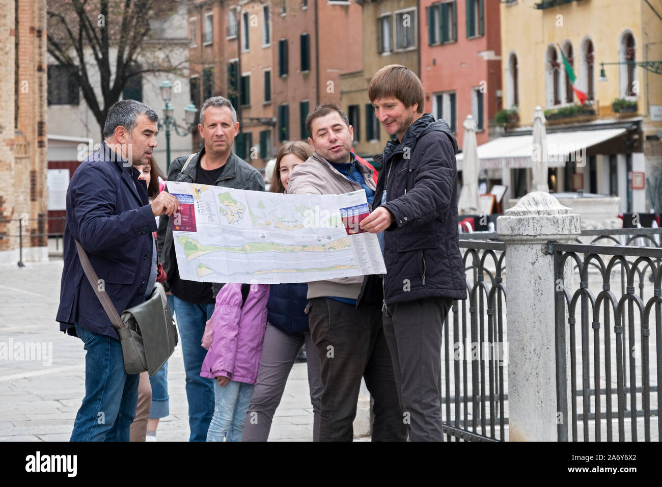 Un gruppo di turisti italiani detengono un italiano mappa di Venezia e ...