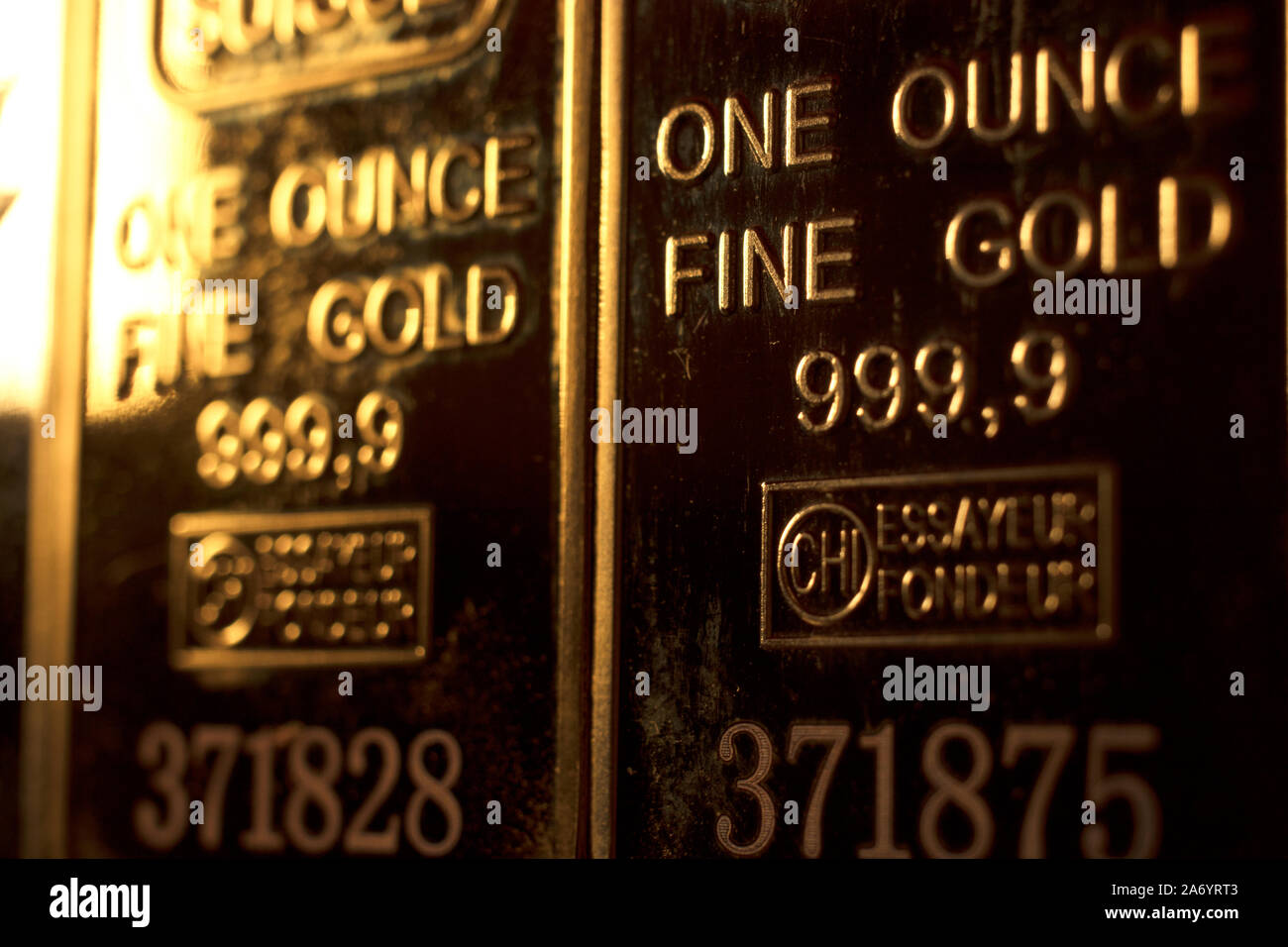 Un solido fine gold 999,9 uno oncia lingotto in metalli preziosi Metalli preziosi bar closeup ...