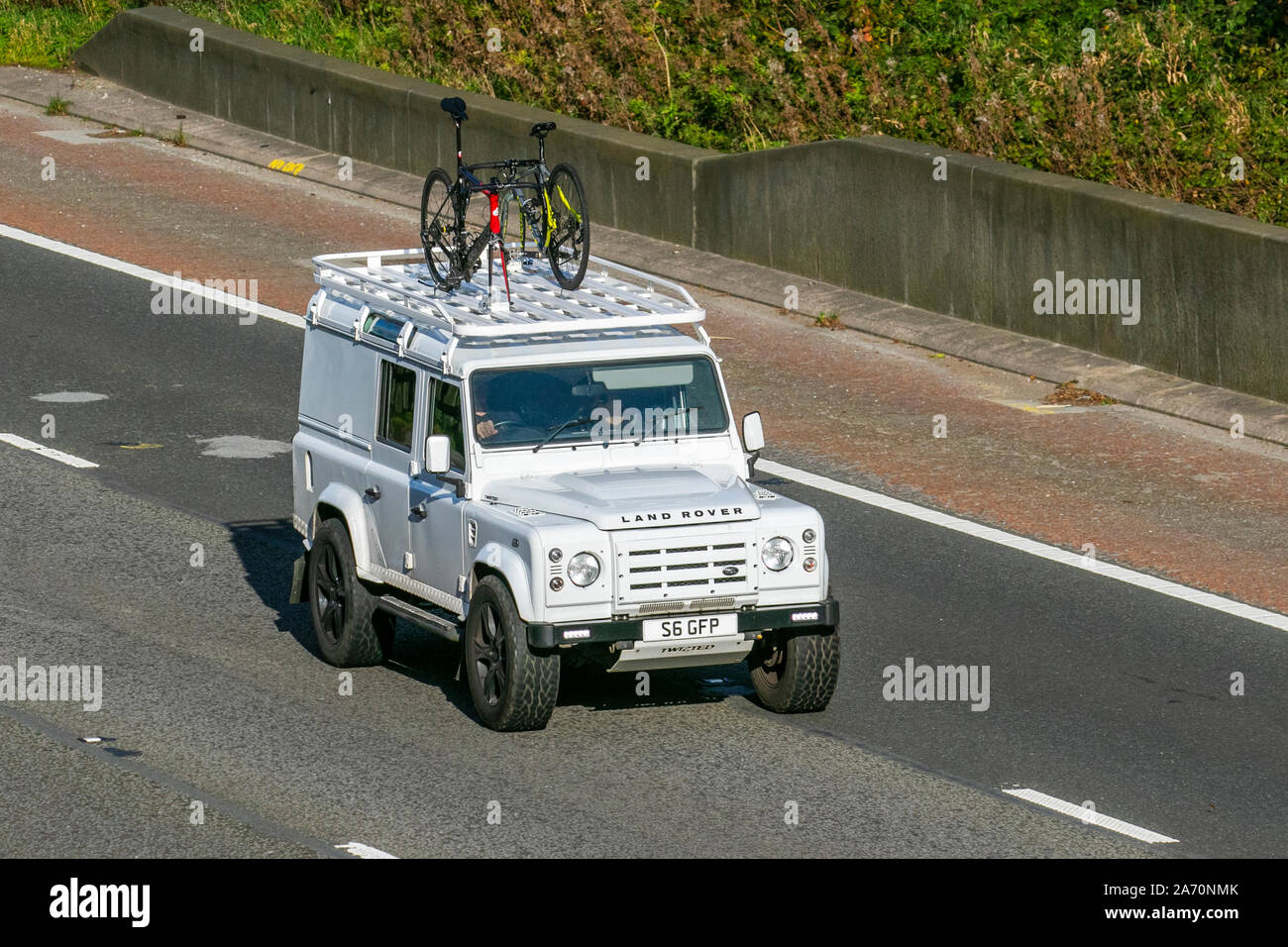 Land rover defender 110 xs station wagon immagini e fotografie stock ad ...