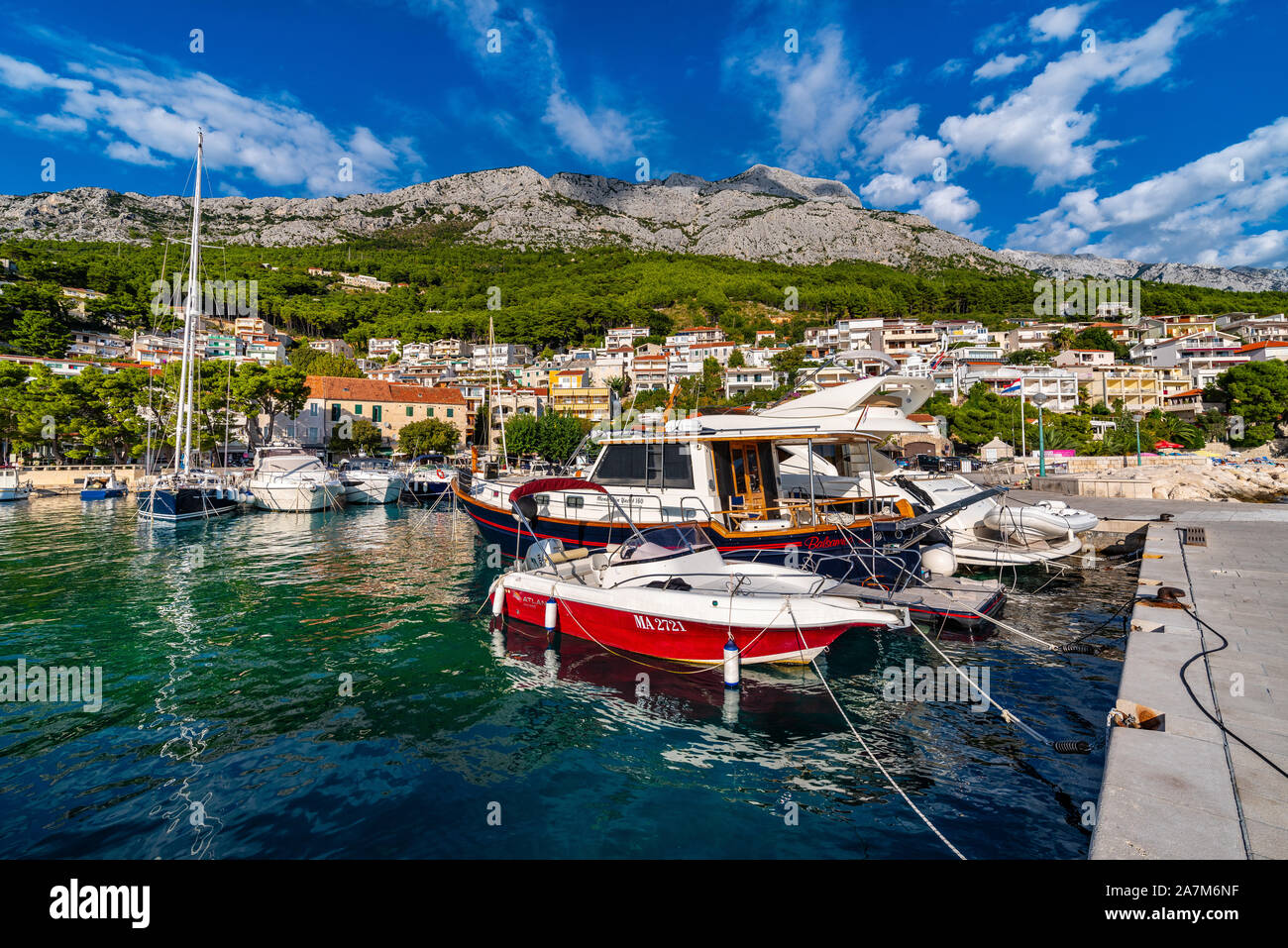 Spiaggia baia brela costa croazia immagini e fotografie stock ad alta ...