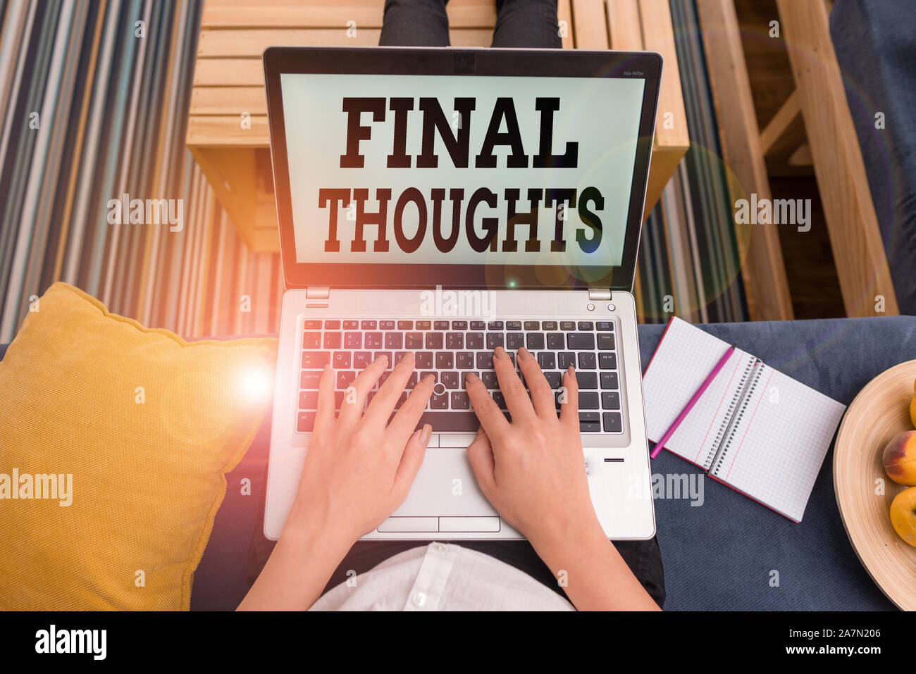 Conceptual la scrittura a mano che mostra considerazioni finali ...
