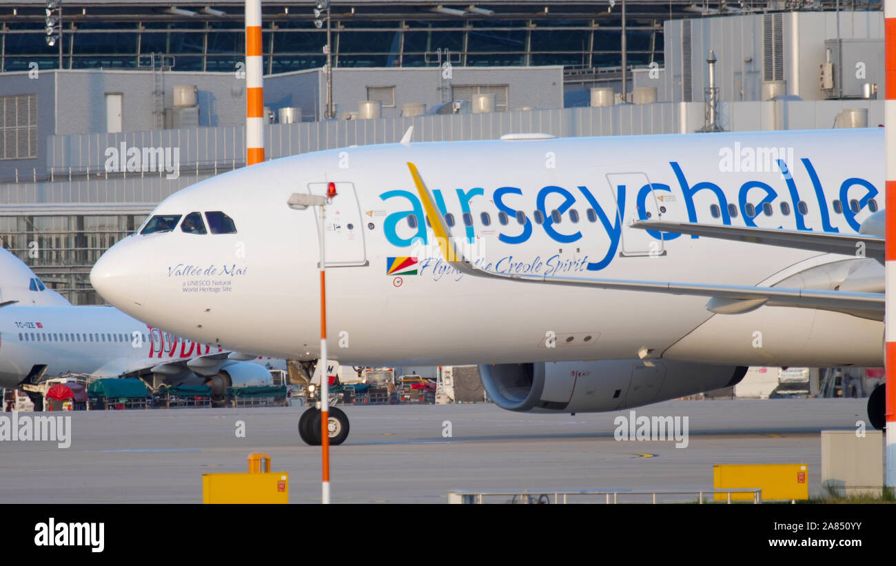 Aereo in frenata immagini e fotografie stock ad alta risoluzione - Alamy