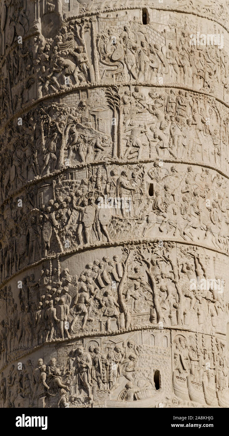 Close-up sulla colonna aureliane, parte del patrimonio archeologico ...