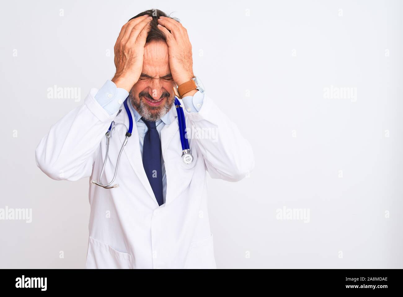 La mezza età medico uomo che indossa cappotto e uno stetoscopio in ...