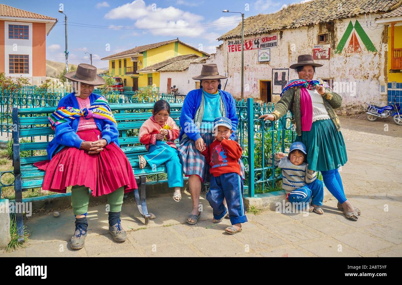 Donne tradizionali peruviane immagini e fotografie stock ad alta ...