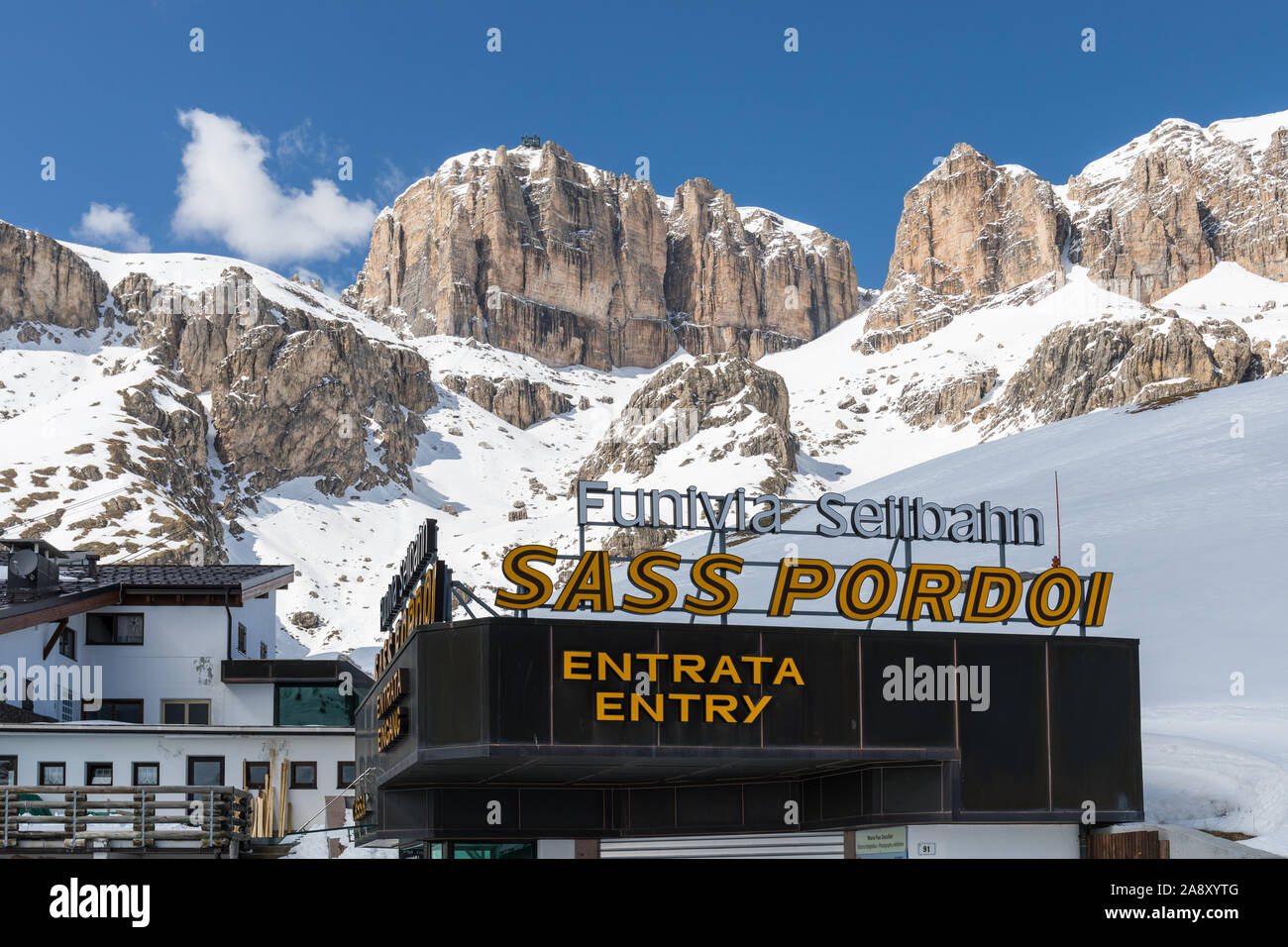 Stazione della funivia sul passo del pordoi immagini e fotografie stock ...