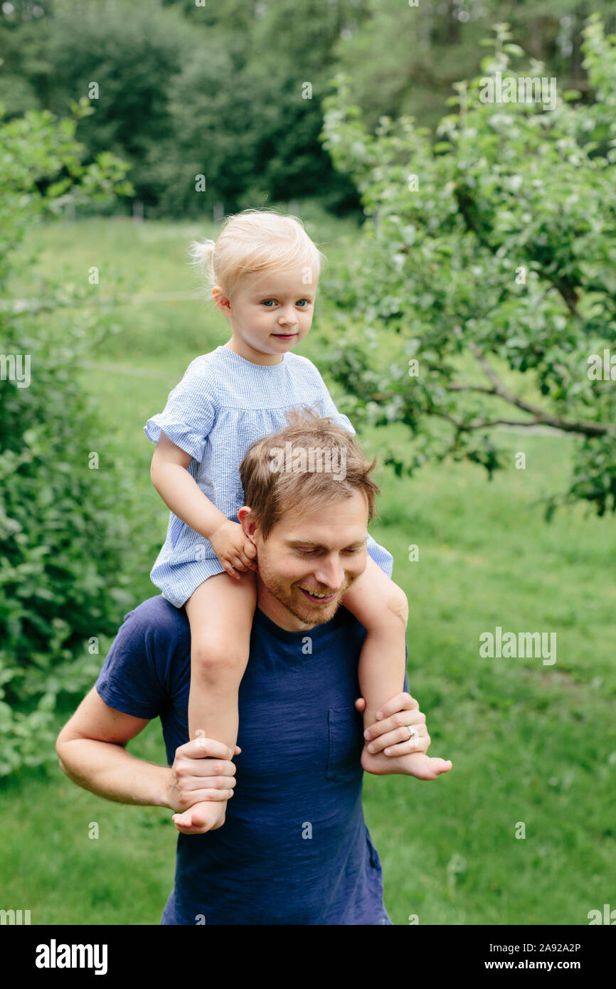 Portare sulle spalle immagini e fotografie stock ad alta risoluzione ...
