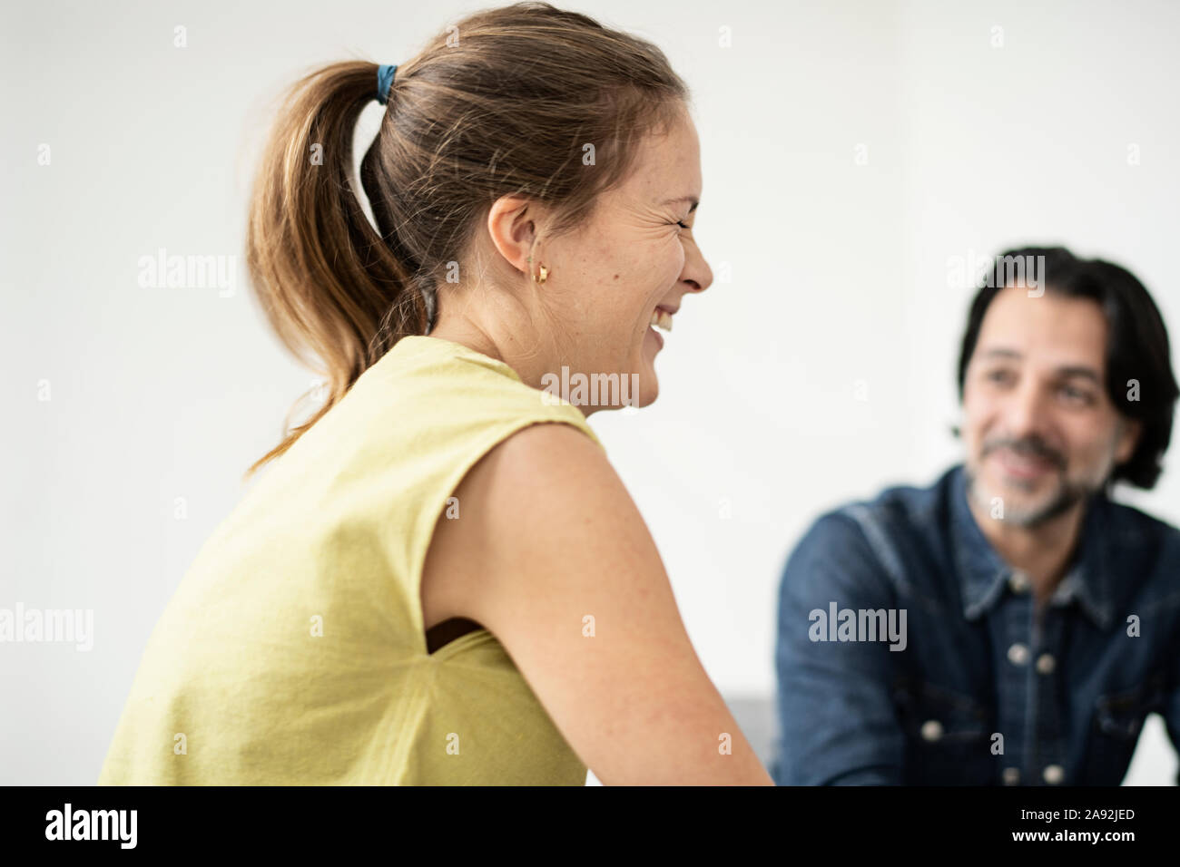 Testa e spalle che ridono immagini e fotografie stock ad alta ...