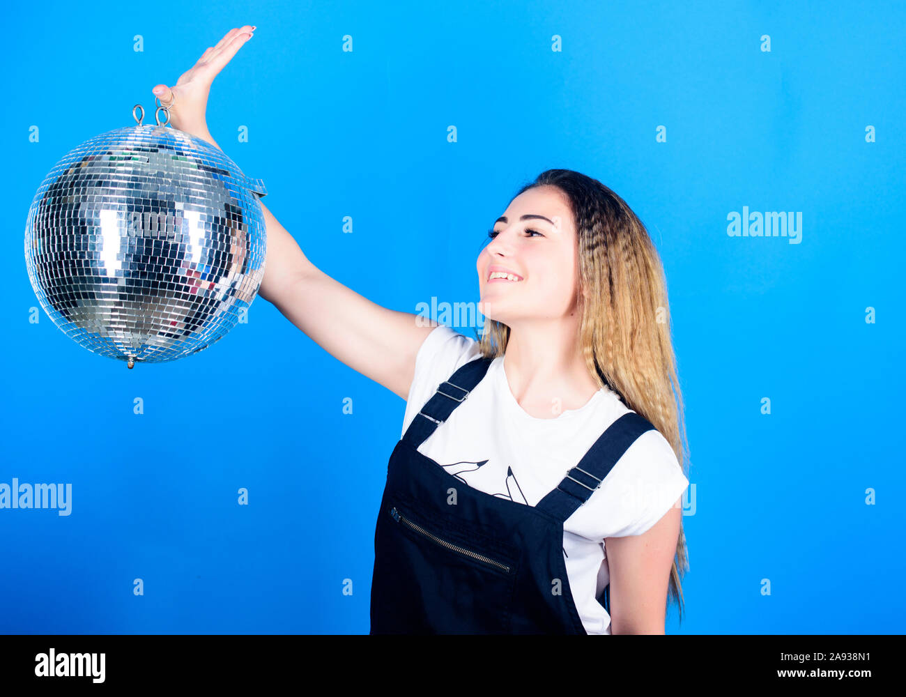 Concorso di ballo. Scuola di ballo. Allegro woman dancing insegnante ...