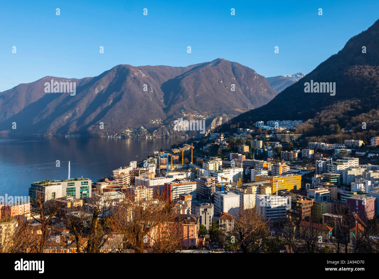 Lago di Lugano e la città di Lugano in montagna; Lugano, Ticino ...