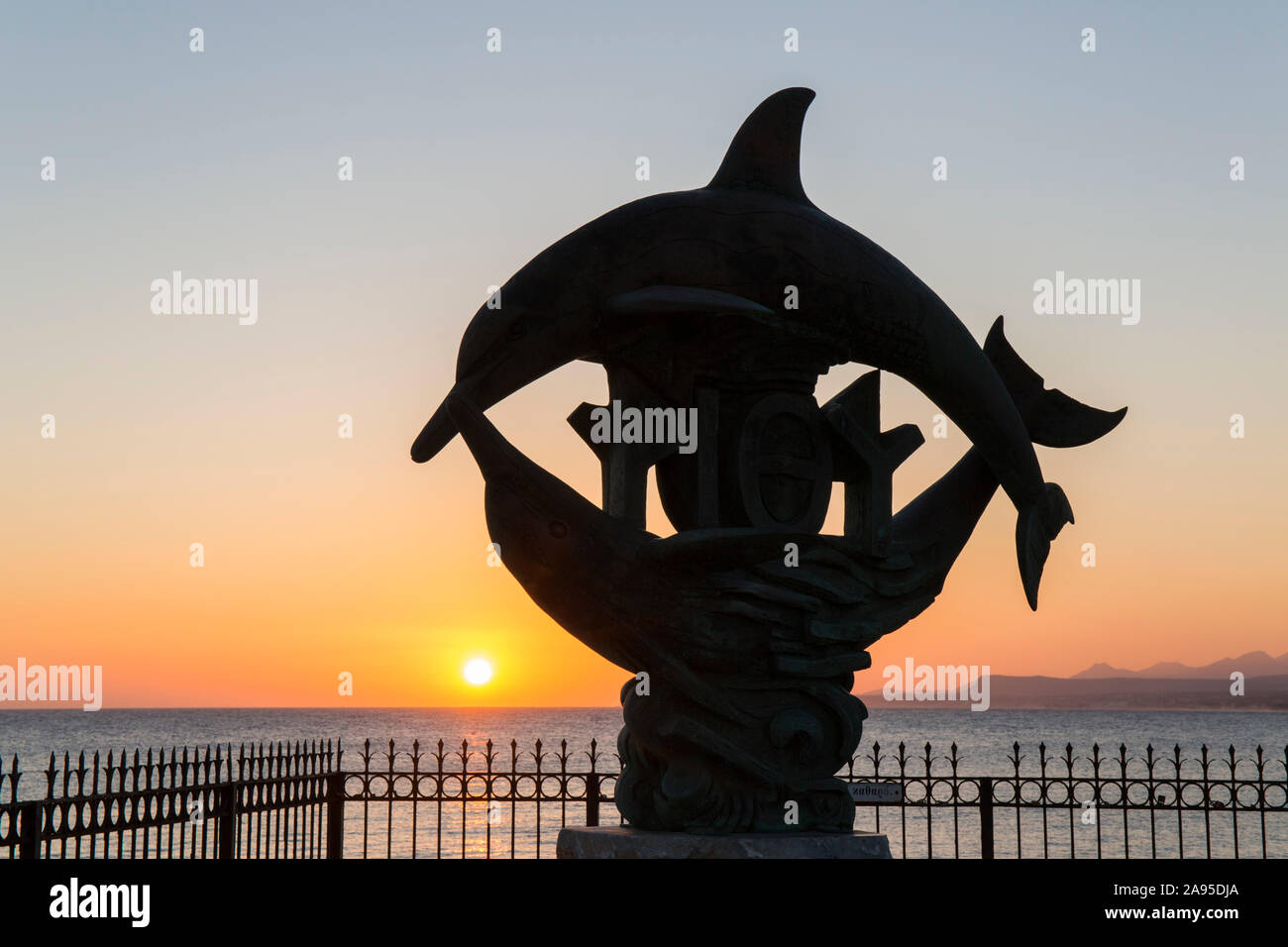 Rethymno, Creta, Grecia. Sagoma dell'iconica statua dei delfini all ...