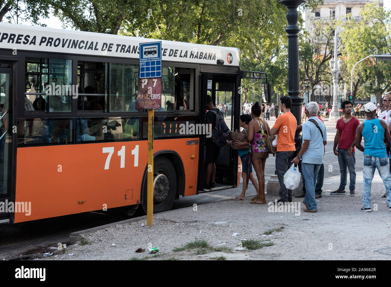 Boarding bus cuba immagini e fotografie stock ad alta risoluzione - Alamy