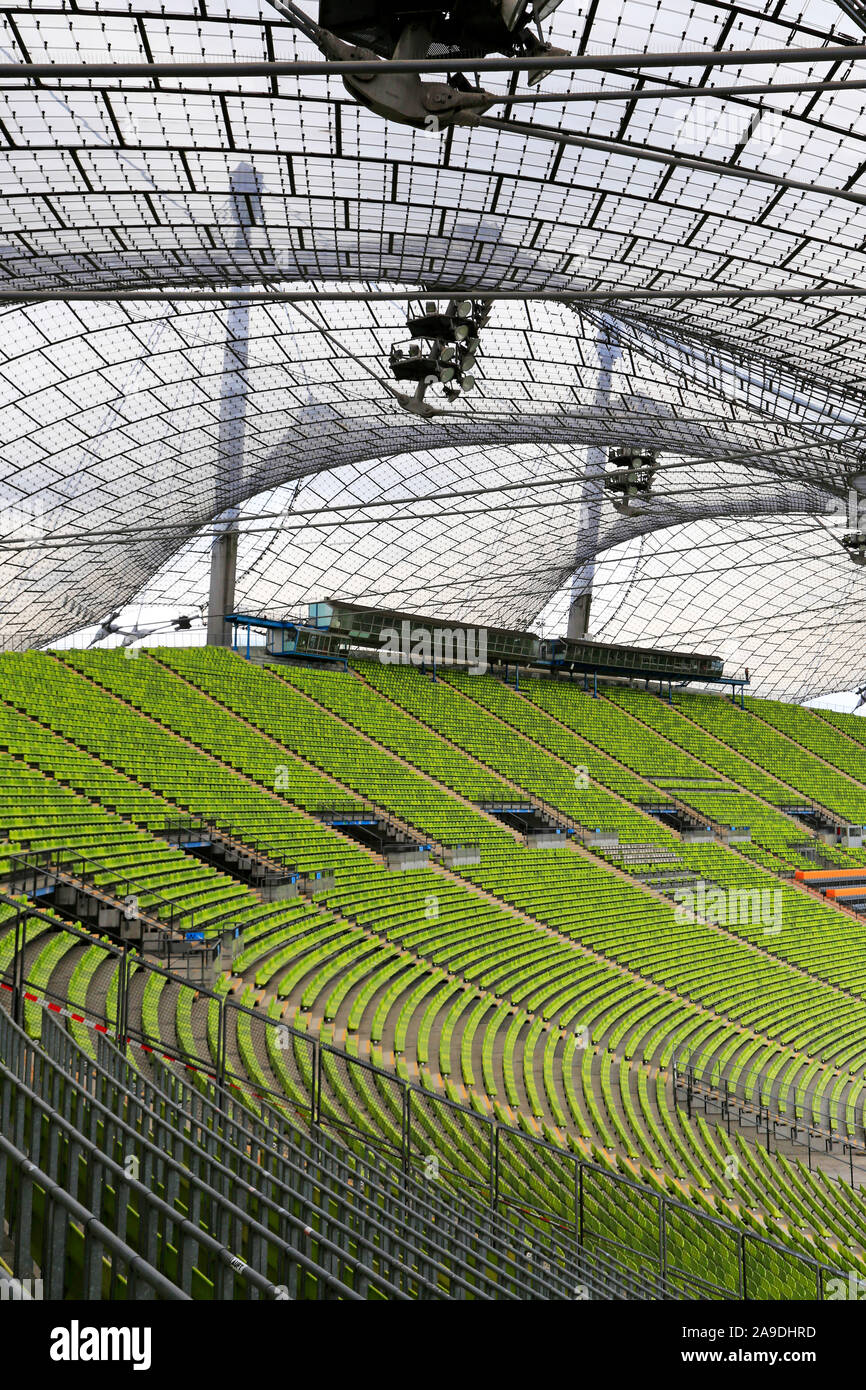 Stadio olimpico di monaco di baviera con campo e posti a sedere ...