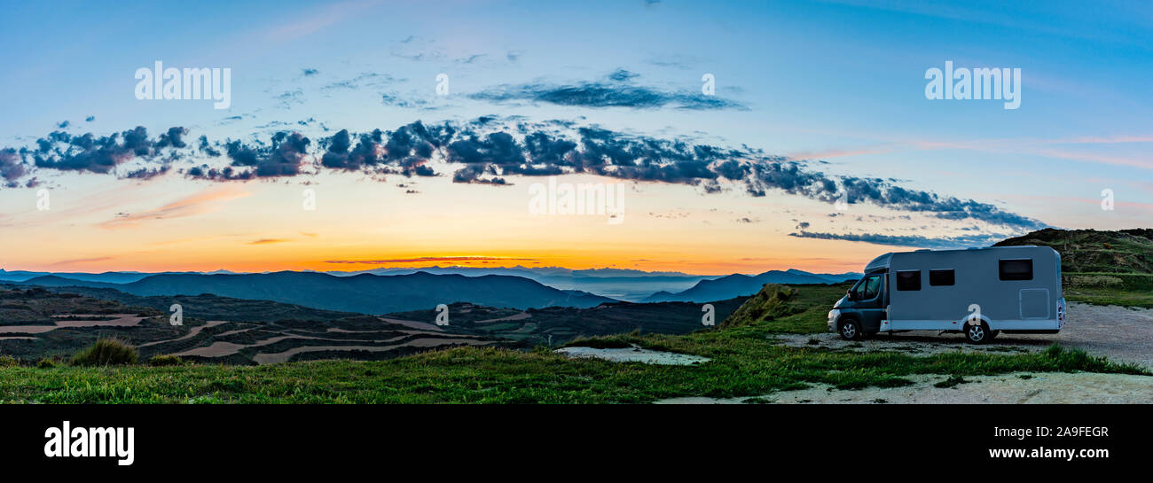 Macchine parcheggiate su una collina immagini e fotografie stock ad ...