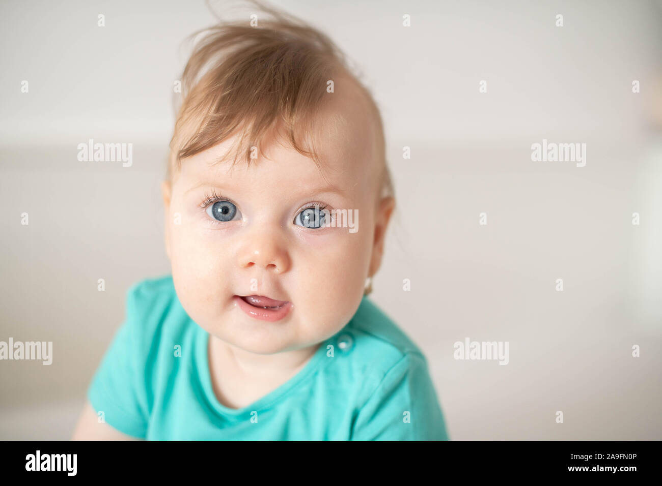 Ritratto di caucasici adorabile bambina con gli occhi blu, guardando la ...