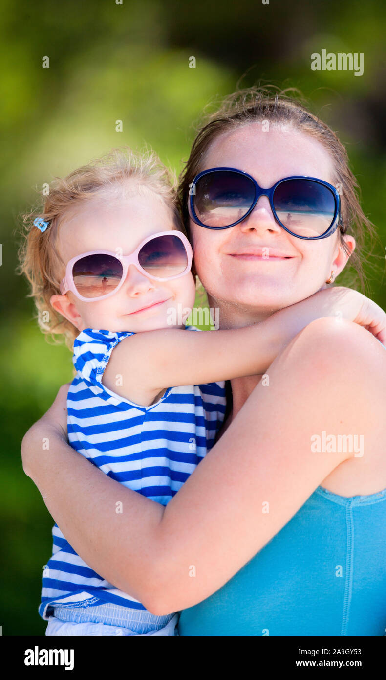 Mutter und tochter am strand immagini e fotografie stock ad alta ...
