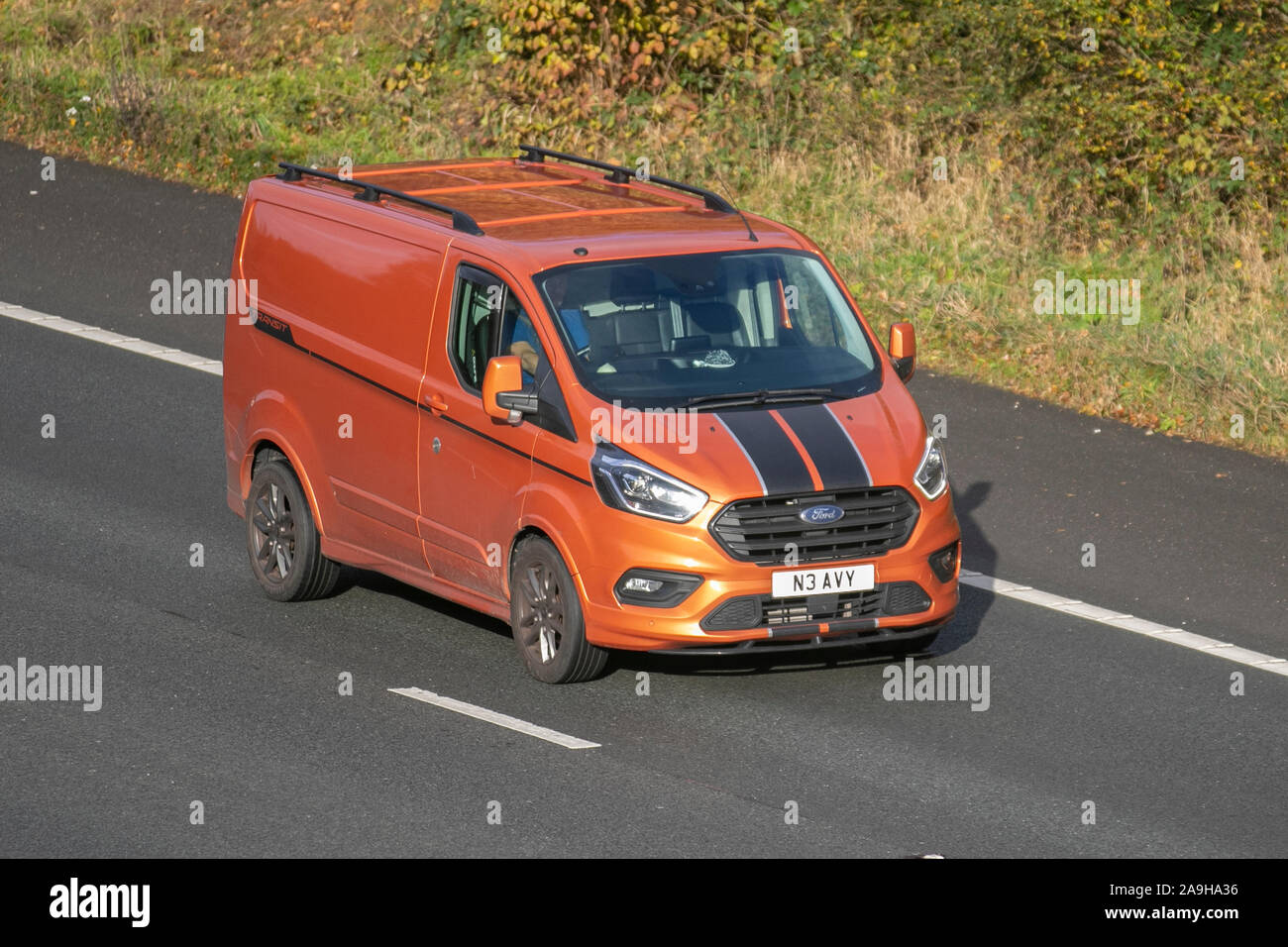 2018 arancione Ford Transit Custom 290 Sport UK con numero privato ...