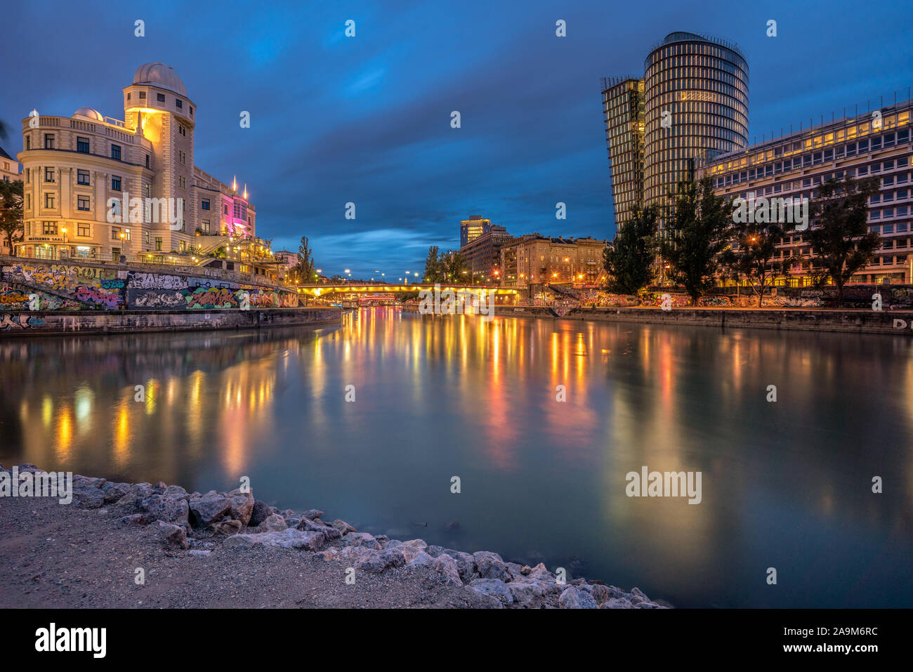 Il canale del Danubio a Vienna di notte, Vienna, Austria Foto stock - Alamy